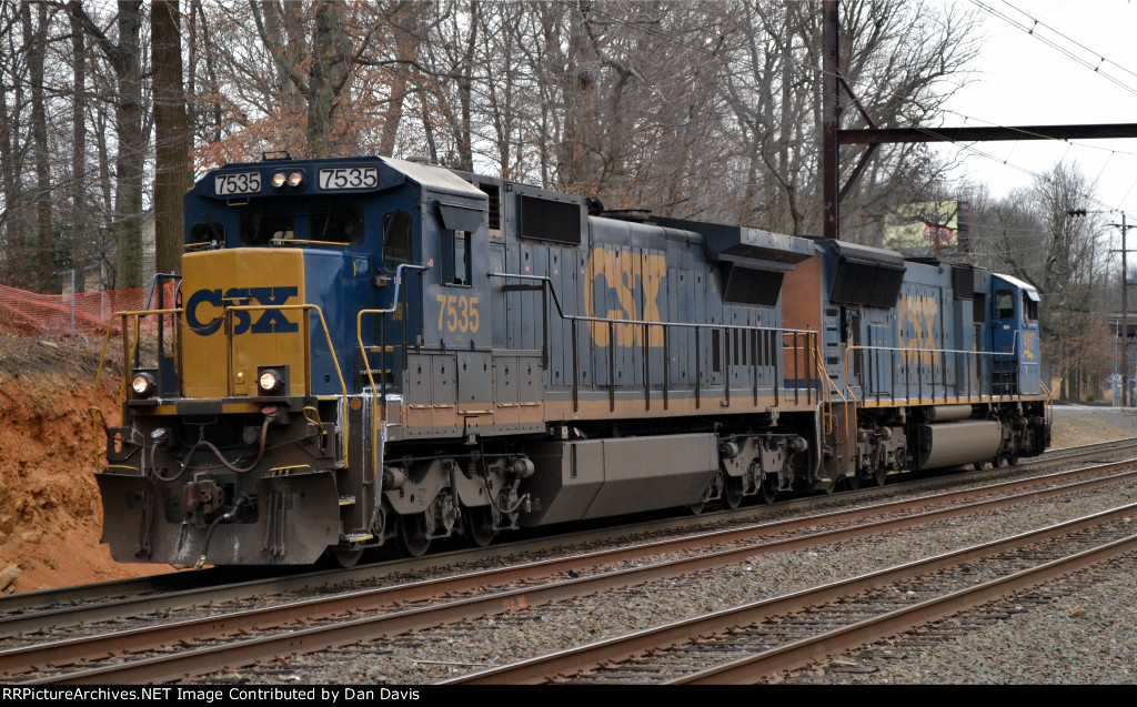 CSX C40-8 7535 leads Q300-25